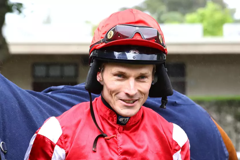 Quinté+: Revivez les 3 victoires de James Reveley dans le Grand Steeple ...