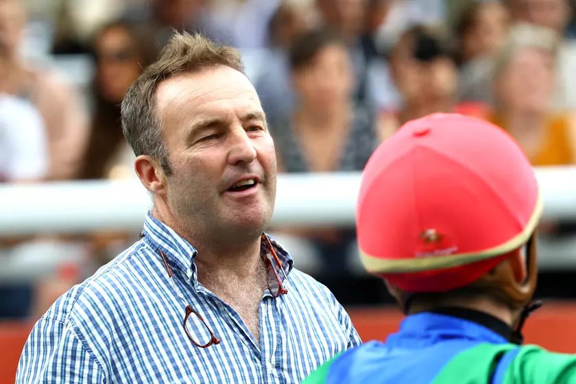 Andrew Hollinshead entrainera les chevaux de Theresa Marnane | Equidia
